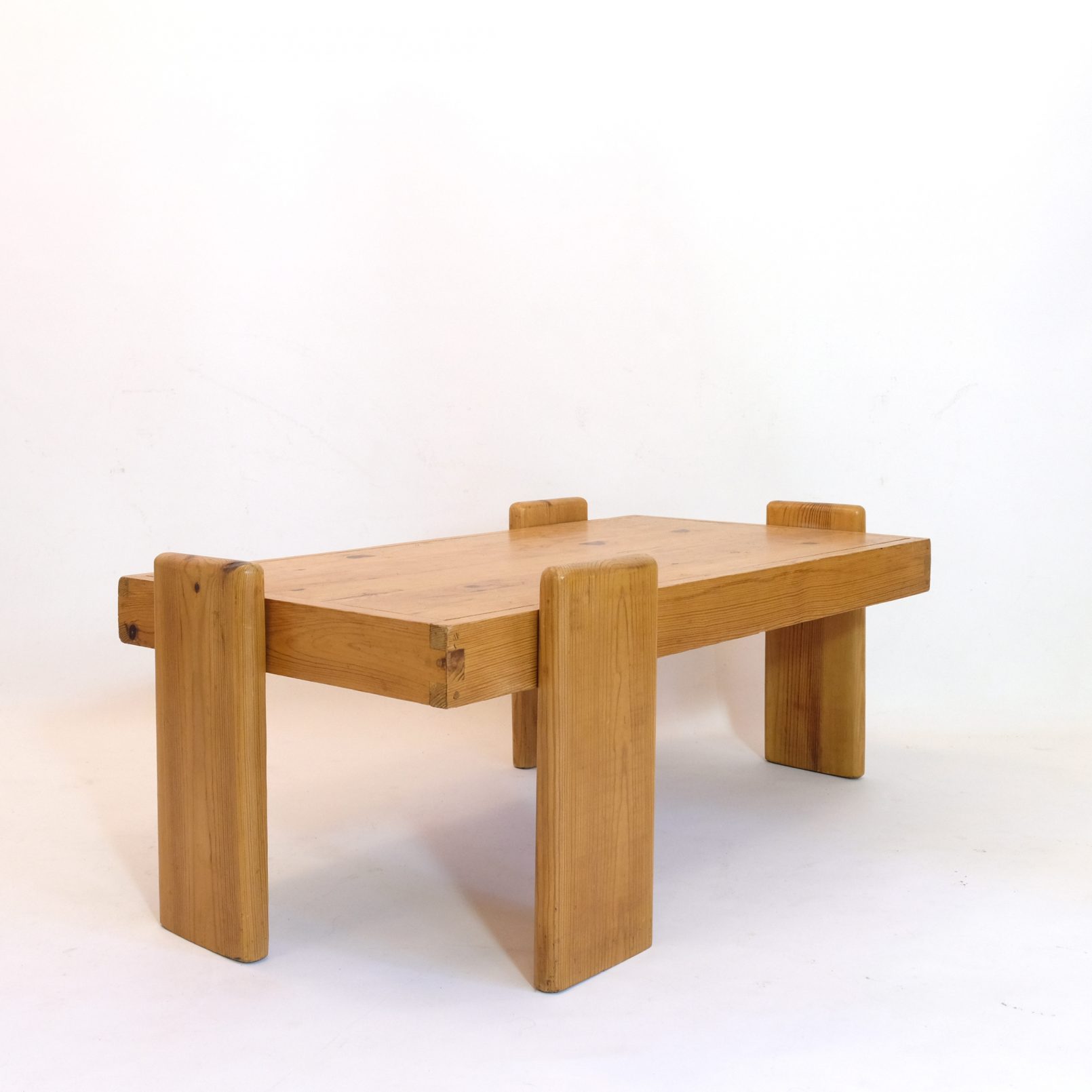 Solid pine wood coffee table from the seventies. — LampAndCo