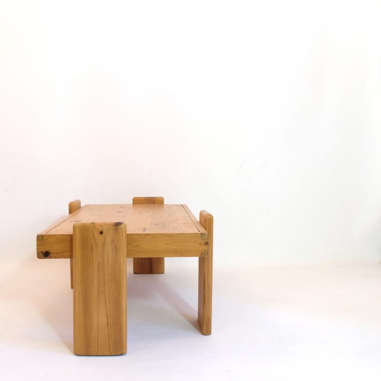 Solid pine wood coffee table from the seventies. — LampAndCo