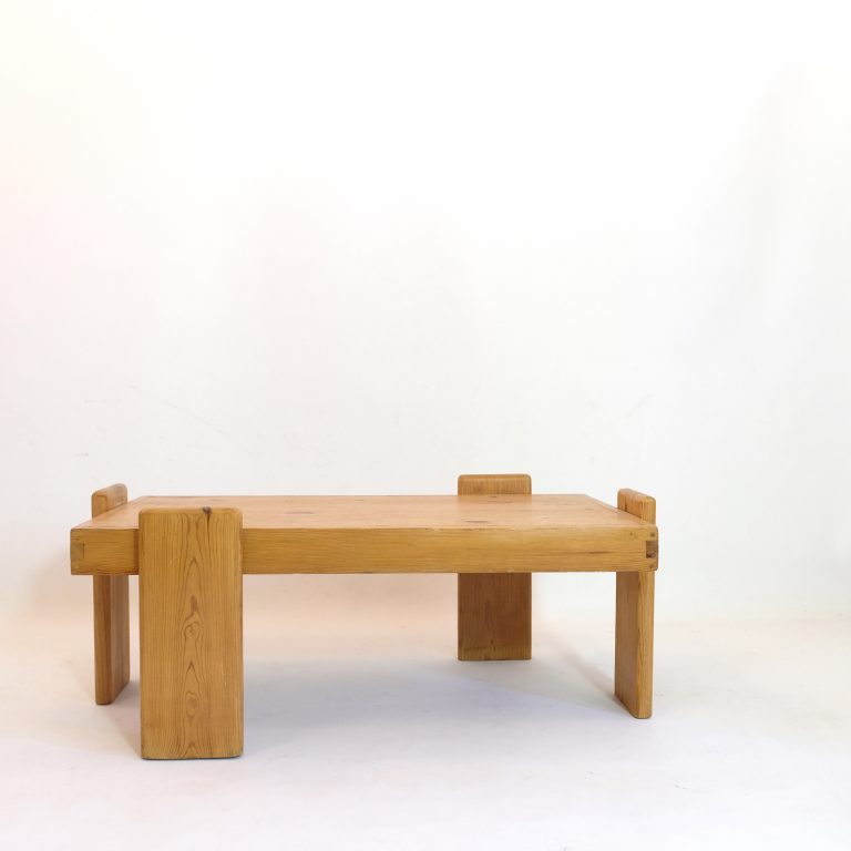 Solid pine wood coffee table from the seventies. — LampAndCo