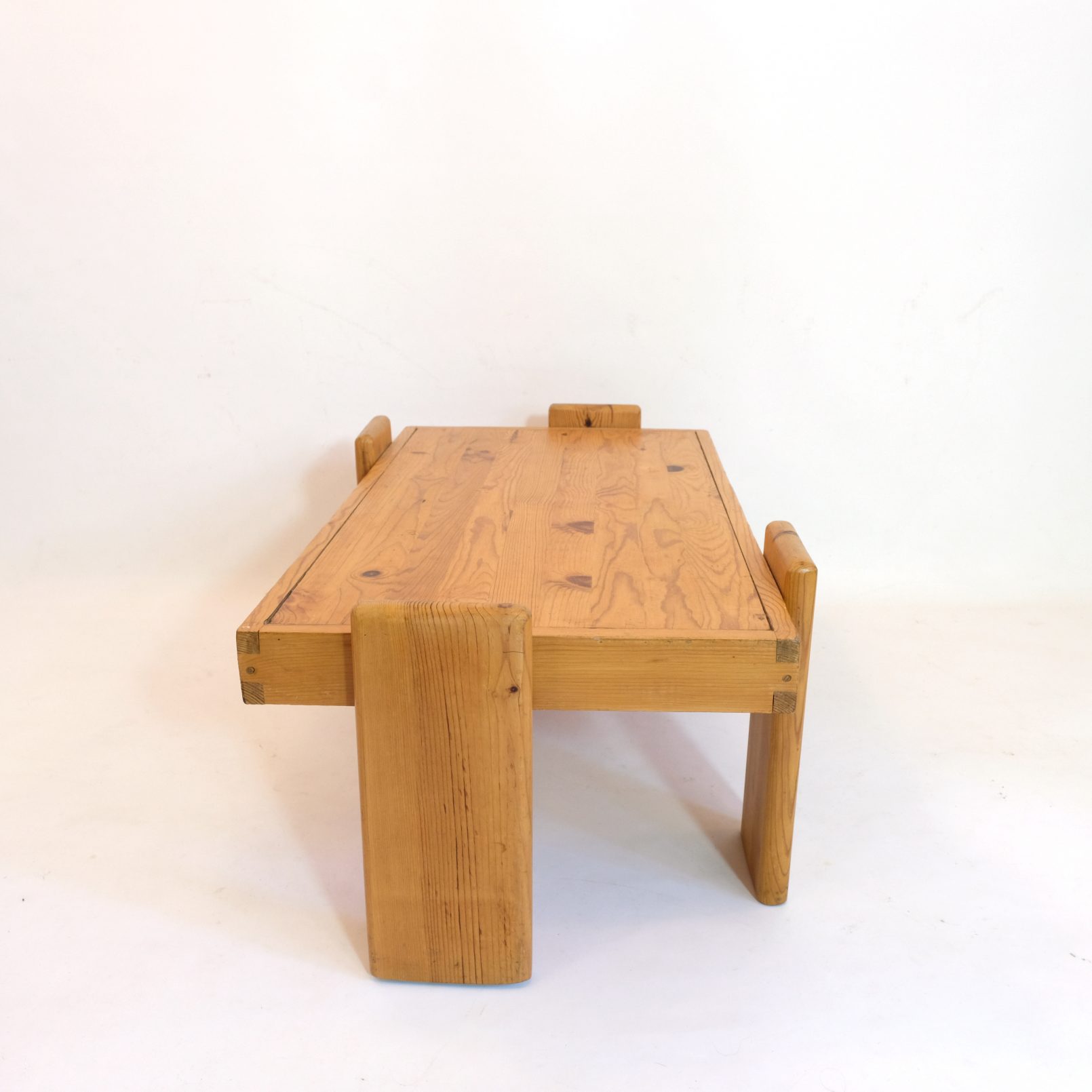 Solid pine wood coffee table from the seventies. — LampAndCo