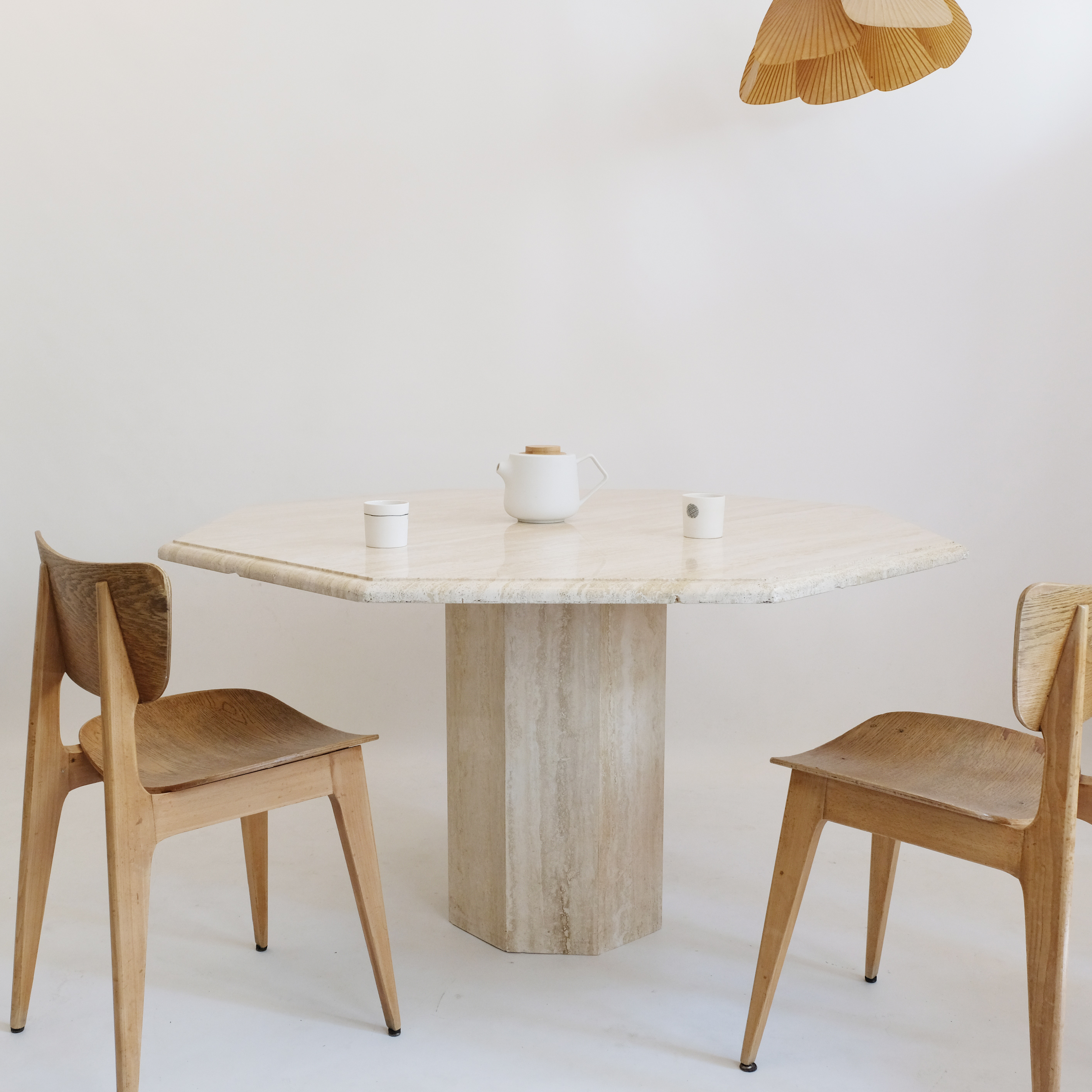 Table à manger octogonale en travertin, 1970. — LampAndCo