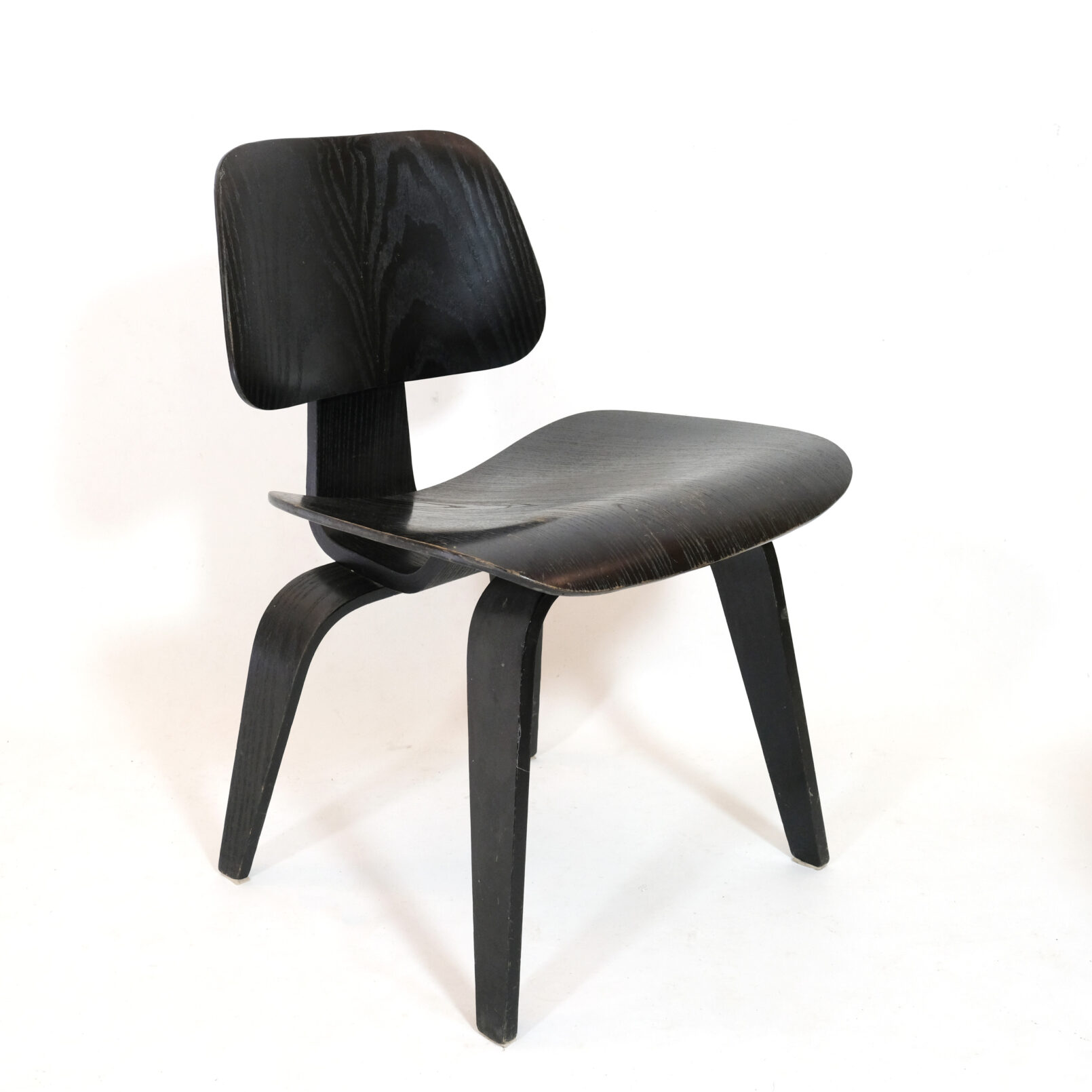 Charles & ray Eames, ensemble de 4 chaises DCW à restaurer. — Lamp and co