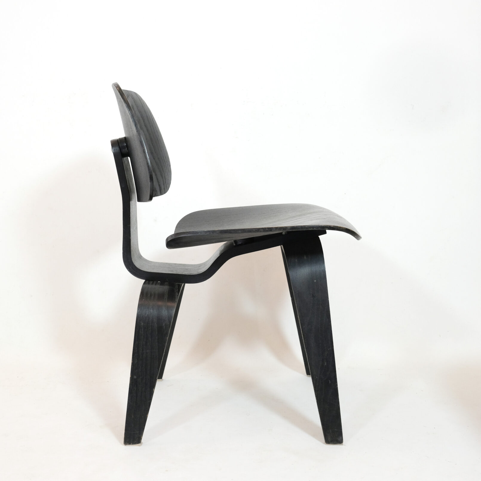 Charles & ray Eames, ensemble de 4 chaises DCW à restaurer. — Lamp and co