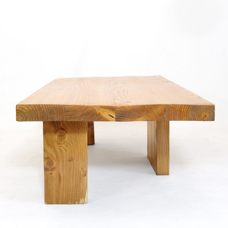 Solid pinewood tripod coffee table from the 1970s-1980s. — LampAndCo