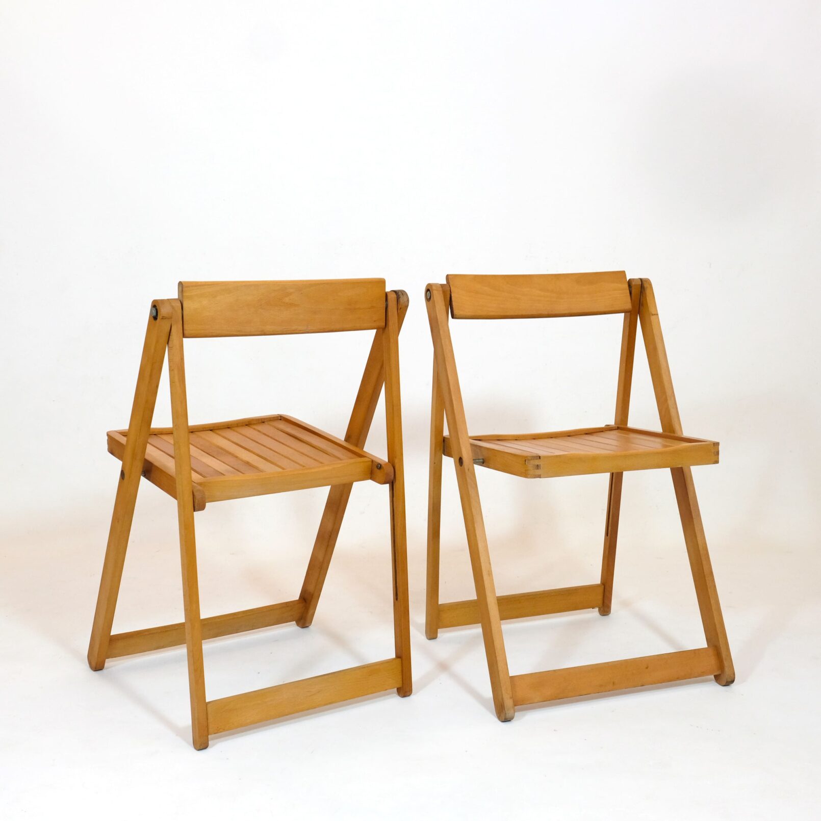 Pair of folding wooden chairs from the 80s. — LampAndCo