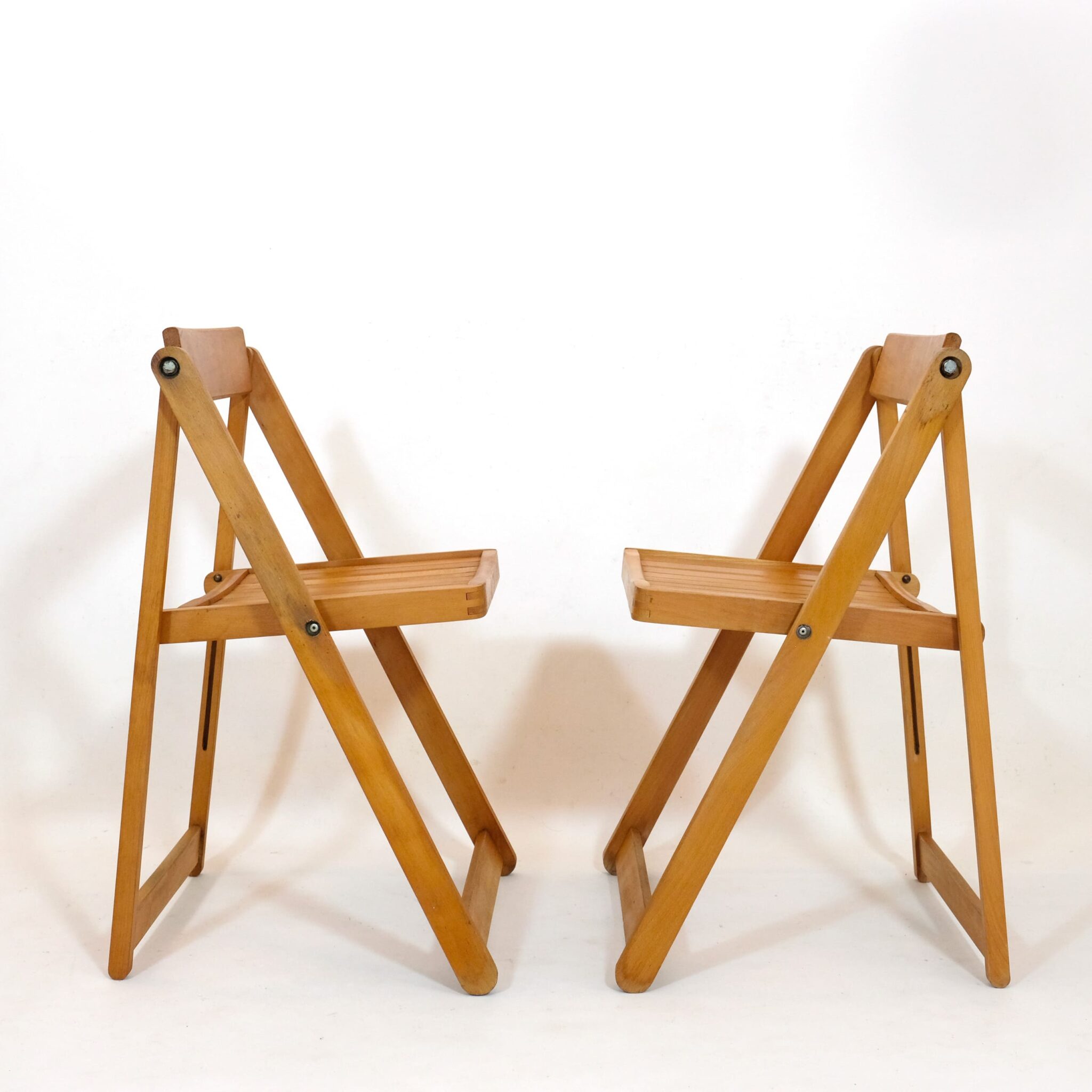 Pair of folding wooden chairs from the 80s. — LampAndCo