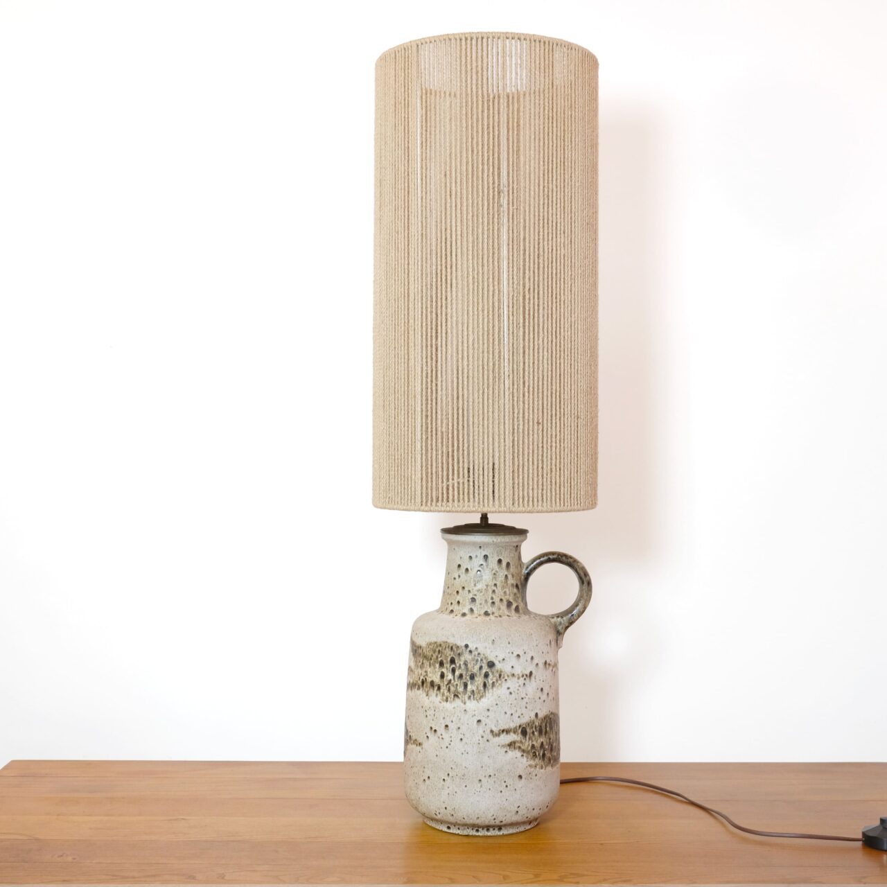 Large ceramic table lamp with its rope shade. — LampAndCo